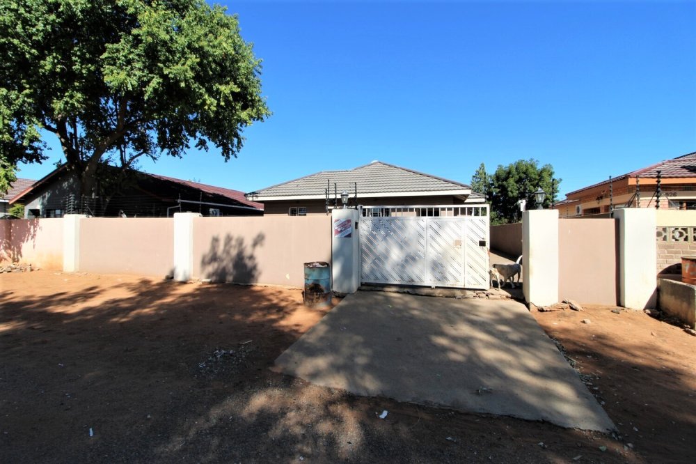 3 bedroom property for sale in Botswana, South-East District, Block 9 - £73,351