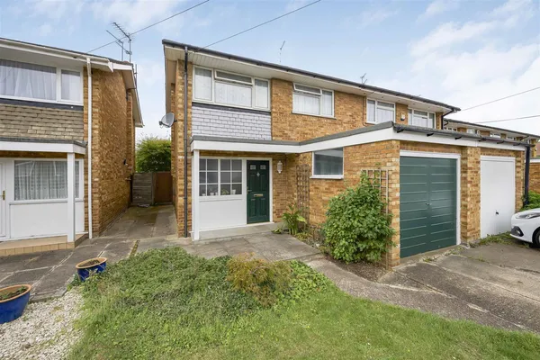 3 bedroom property for sale in Andover Close, Uxbridge - £535,000