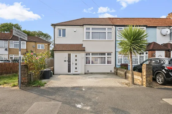 4 bedroom property for sale in Lynhurst Road, Hillingdon - Offers in ...