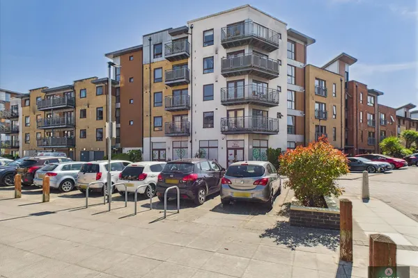 1 bedroom property for sale in Commonwealth Drive, Three Bridges - £102,500