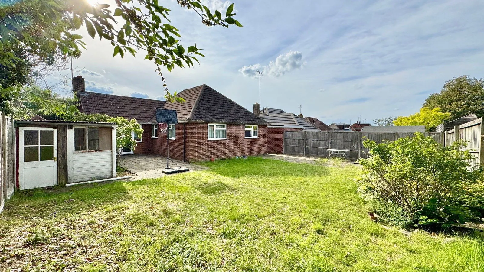 3 bedroom property for sale in Paddock Road, Newbury, RG14 7DL - £485,000